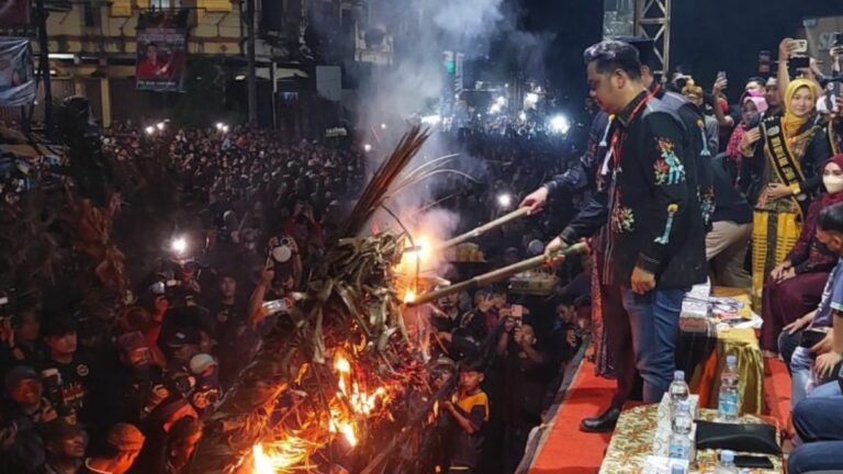 Perang Obor Tegalsambi, Tradisi Leluhur Berbalut Kobaran Api Pukau ...